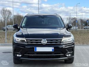 Black Volkswagen Tiguan 2018 in Taurage, with an engine capacity of 2.00 L and mileage of 138 thousand km for 18499 €, photo 4 on AUTOMOTO.COM.LV