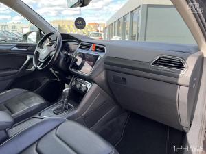 Black Volkswagen Tiguan 2018 in Taurage, with an engine capacity of 2.00 L and mileage of 138 thousand km for 18499 €, photo 14 on AUTOMOTO.COM.LV