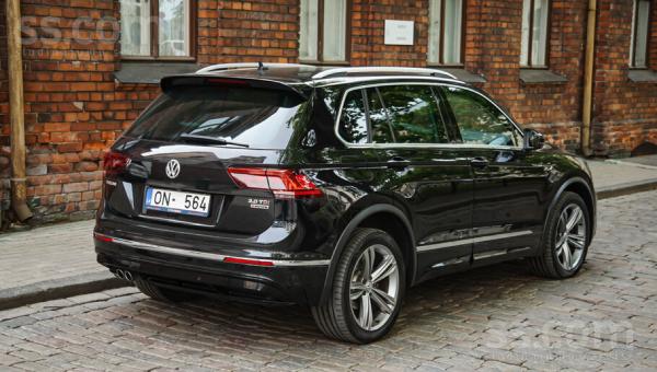 Black Volkswagen Tiguan 2018 in Riga, with an engine capacity of 2.00 L and mileage of 194 thousand km for 16950 €, photo 4 on AUTOMOTO.COM.LV