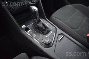 Black Volkswagen Tiguan 2018 in Riga, with an engine capacity of 2.00 L and mileage of 160 thousand km for 17500 €, photo 6 on AUTOMOTO.COM.LV