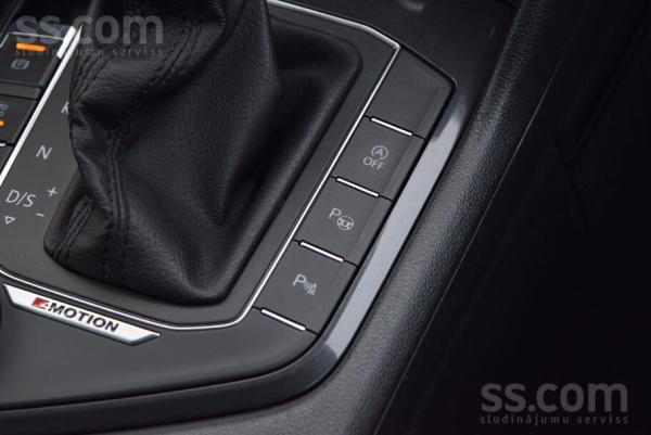 Black Volkswagen Tiguan 2018 in Riga, with an engine capacity of 2.00 L and mileage of 160 thousand km for 17500 €, photo 6 on AUTOMOTO.COM.LV