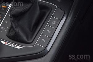 Black Volkswagen Tiguan 2018 in Riga, with an engine capacity of 2.00 L and mileage of 160 thousand km for 17500 €, photo 7 on AUTOMOTO.COM.LV