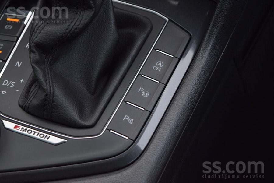 Black Volkswagen Tiguan 2018 in Riga, with an engine capacity of 2.00 L and mileage of 160 thousand km for 17500 €, photo 7 on AUTOMOTO.COM.LV