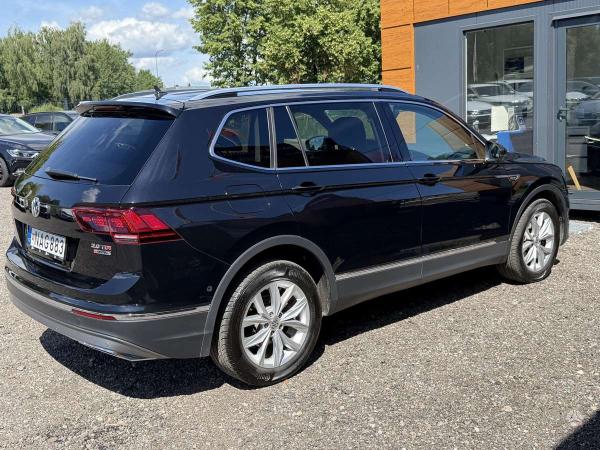 Black Volkswagen Tiguan 2018 in Kaunas, with an engine capacity of 2.00 L and mileage of 281 thousand km for 14950 €, photo 7 on AUTOMOTO.COM.LV