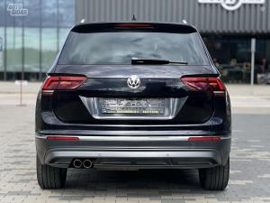 Black Volkswagen Tiguan 2018 in Siauliai, with an engine capacity of 2.00 L and mileage of 269 thousand km for 16500 €, photo 7 on AUTOMOTO.COM.LV