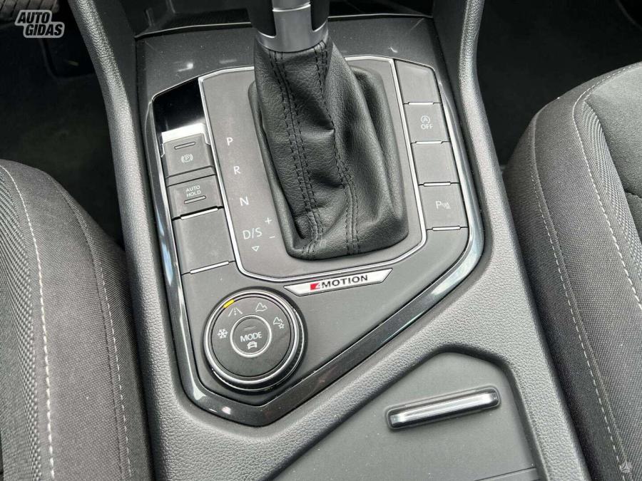 Black Volkswagen Tiguan 2018 in Siauliai, with an engine capacity of 2.00 L and mileage of 269 thousand km for 16500 €, photo 24 on AUTOMOTO.COM.LV