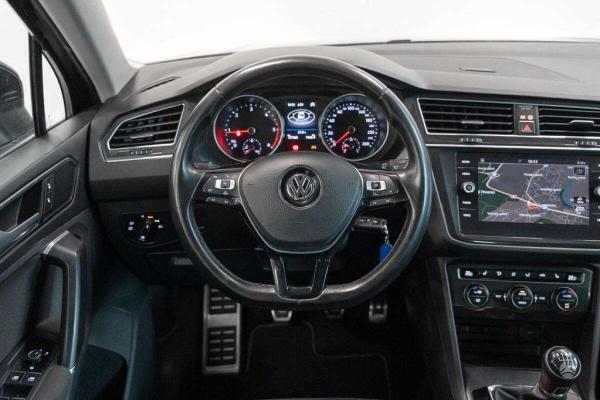 Volkswagen Tiguan 2018 Viļņa vietnē Melns Volkswagen Tiguan 2018 Viļņa, ar dzinēja tilpumu 2.00 L un nobraukumu 177 tūkst. km par 13900 €, foto 10 vietnē AUTOMOTO.COM.LV