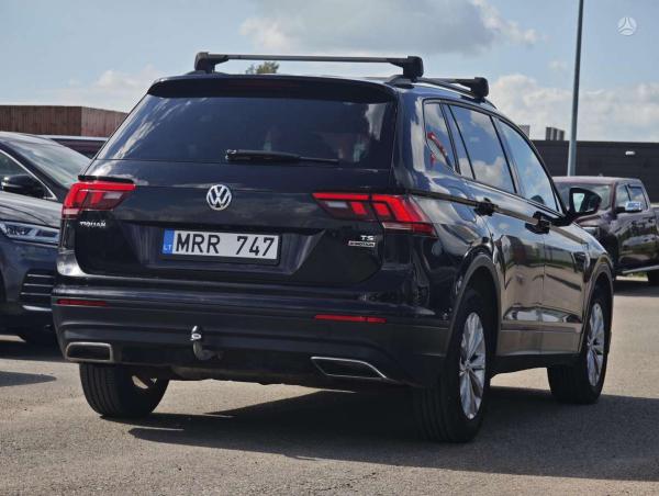 Volkswagen Tiguan 2018 Viļņa vietnē Melns Volkswagen Tiguan 2018 Viļņa, ar dzinēja tilpumu 1.98 L un nobraukumu 117 tūkst. km par 16500 €, foto 8 vietnē AUTOMOTO.COM.LV