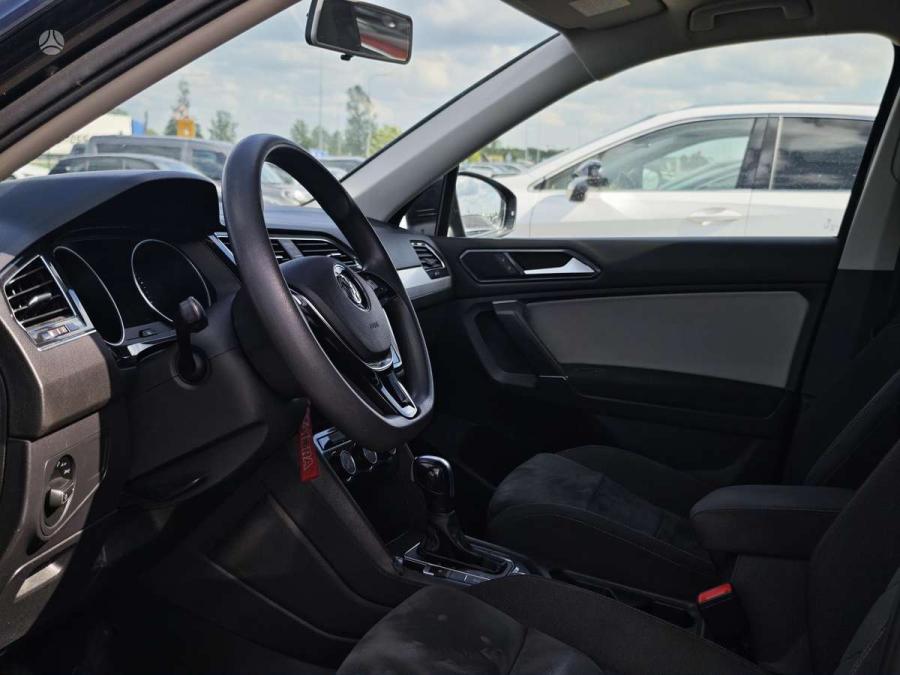 Black Volkswagen Tiguan 2018 in Vilnius, with an engine capacity of 1.98 L and mileage of 117 thousand km for 16500 €, photo 9 on AUTOMOTO.COM.LV