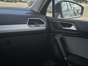 Black Volkswagen Tiguan 2018 in Vilnius, with an engine capacity of 1.98 L and mileage of 117 thousand km for 16500 €, photo 10 on AUTOMOTO.COM.LV