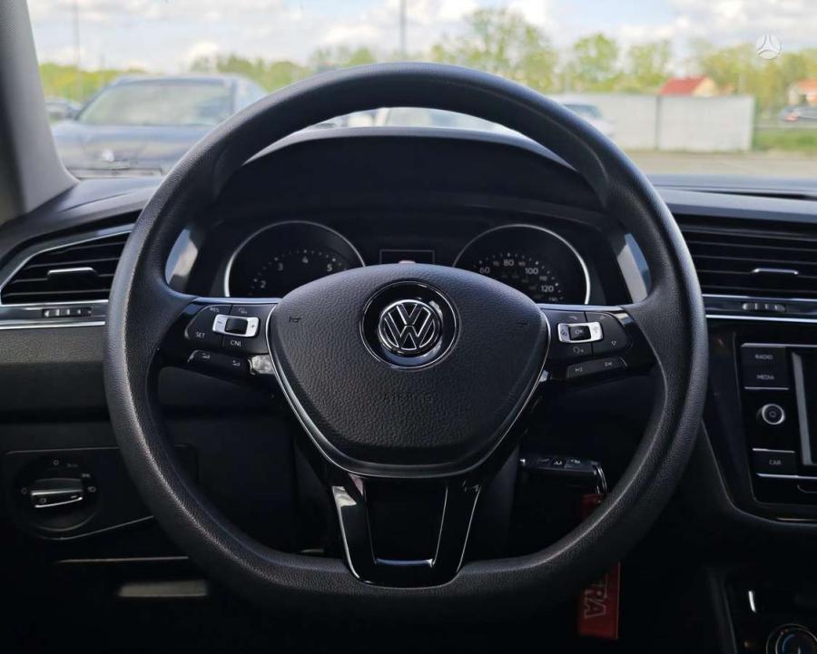 Black Volkswagen Tiguan 2018 in Vilnius, with an engine capacity of 1.98 L and mileage of 117 thousand km for 16500 €, photo 12 on AUTOMOTO.COM.LV