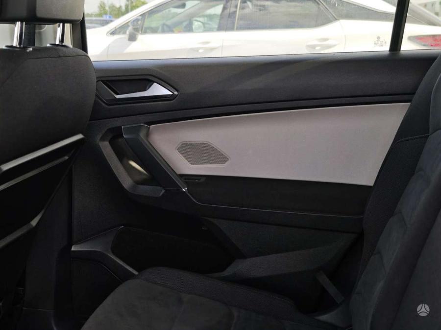 Black Volkswagen Tiguan 2018 in Vilnius, with an engine capacity of 1.98 L and mileage of 117 thousand km for 16500 €, photo 17 on AUTOMOTO.COM.LV