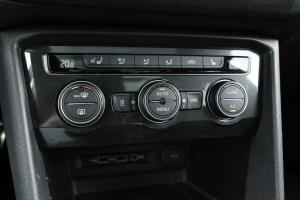Melns Volkswagen Tiguan 2018 Mārupe, ar dzinēja tilpumu 2.00 L un nobraukumu 157 tūkst. km par 20950 €, foto 27 vietnē AUTOMOTO.COM.LV
