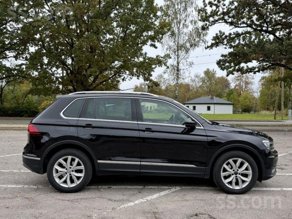 Volkswagen Tiguan 2018 in Riga on AUTOMOTO.COM.LV Black Volkswagen Tiguan 2018 in Riga, with an engine capacity of 2.00 L and mileage of 221 thousand km for 16750 €, photo 5 on AUTOMOTO.COM.LV