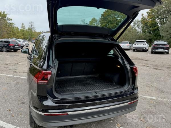 Volkswagen Tiguan 2018 in Riga on AUTOMOTO.COM.LV Black Volkswagen Tiguan 2018 in Riga, with an engine capacity of 2.00 L and mileage of 221 thousand km for 16750 €, photo 8 on AUTOMOTO.COM.LV