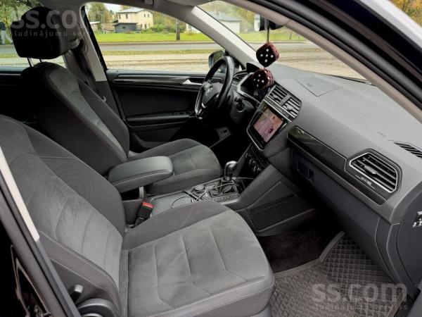 Volkswagen Tiguan 2018 in Riga on AUTOMOTO.COM.LV Black Volkswagen Tiguan 2018 in Riga, with an engine capacity of 2.00 L and mileage of 221 thousand km for 16750 €, photo 10 on AUTOMOTO.COM.LV