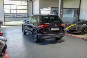 Black Volkswagen Tiguan 2019 in Kaunas, with an engine capacity of 2.00 L and mileage of 73 thousand km for 29085 €, photo 14 on AUTOMOTO.COM.LV