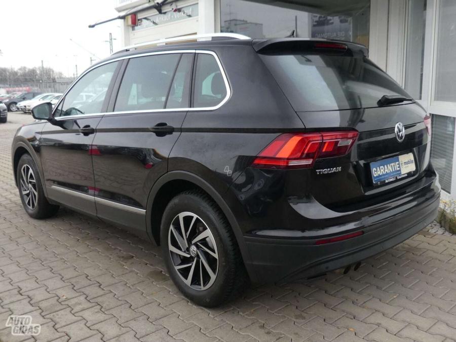 Black Volkswagen Tiguan 2019 in Kaunas, with an engine capacity of 1.50 L and mileage of 64 thousand km for 23317 €, photo 8 on AUTOMOTO.COM.LV