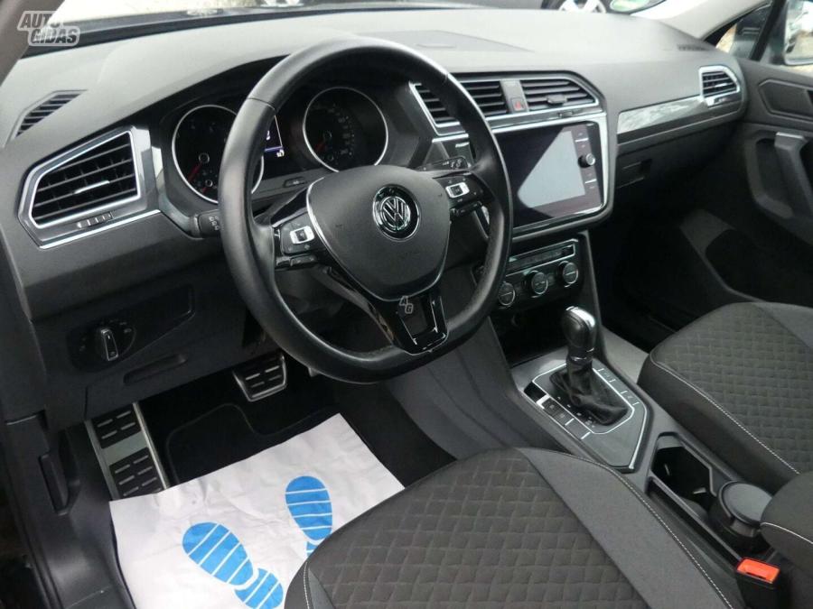 Black Volkswagen Tiguan 2019 in Kaunas, with an engine capacity of 1.50 L and mileage of 64 thousand km for 23317 €, photo 12 on AUTOMOTO.COM.LV