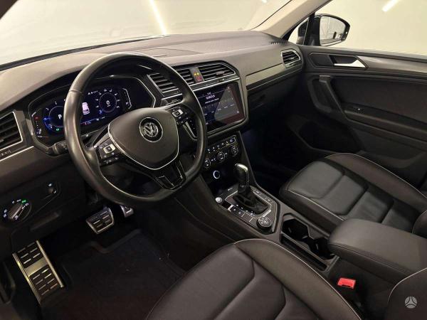Black Volkswagen Tiguan 2019 in Marijampole, with an engine capacity of 1.97 L and mileage of 91 thousand km for 24750 €, photo 2 on AUTOMOTO.COM.LV