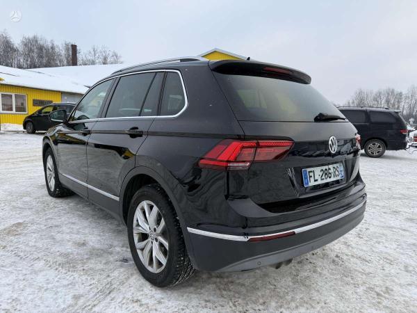 Black Volkswagen Tiguan 2019 in Kaunas, with an engine capacity of 1.50 L and mileage of 191 thousand km for 16900 €, photo 6 on AUTOMOTO.COM.LV