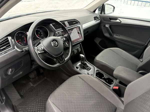 Black Volkswagen Tiguan 2019 in Panevezys, with an engine capacity of 2.00 L and mileage of 102 thousand km for 17500 €, photo 11 on AUTOMOTO.COM.LV