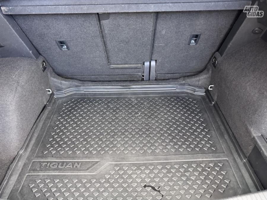 Melns Volkswagen Tiguan 2019 Avižieniai, ar dzinēja tilpumu 2.00 L un nobraukumu 178 tūkst. km par 20950 €, foto 11 vietnē AUTOMOTO.COM.LV