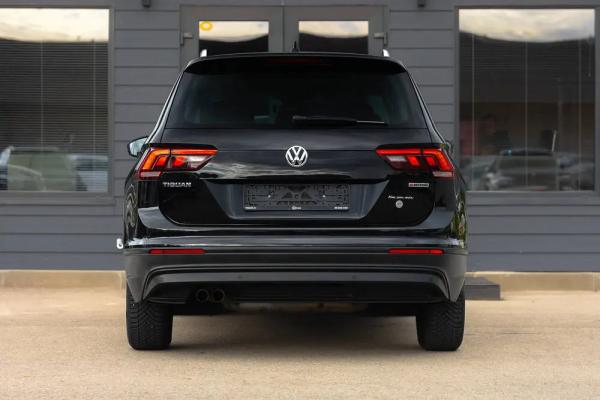 Black Volkswagen Tiguan 2019 in Jelgava, with an engine capacity of 2.00 L and mileage of 169 thousand km for 18950 €, photo 7 on AUTOMOTO.COM.LV