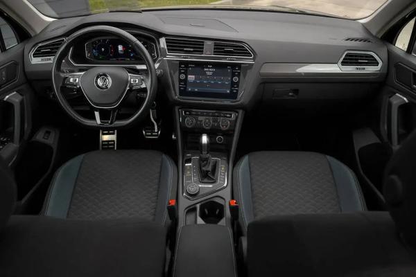 Black Volkswagen Tiguan 2019 in Jelgava, with an engine capacity of 2.00 L and mileage of 169 thousand km for 18950 €, photo 8 on AUTOMOTO.COM.LV