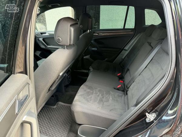Melns Volkswagen Tiguan 2019 Panevēža, ar dzinēja tilpumu 2.00 L un nobraukumu 140 tūkst. km par 22000 €, foto 10 vietnē AUTOMOTO.COM.LV