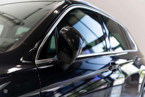 Black Volkswagen Tiguan 2019 in Vilnius, with an engine capacity of 1.97 L and mileage of 239 thousand km for 17900 €, photo 7 on AUTOMOTO.COM.LV