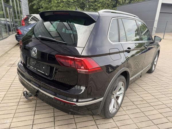 Black Volkswagen Tiguan 2019 in Kaunas, with an engine capacity of 1.50 L and mileage of 185 thousand km for 17900 €, photo 4 on AUTOMOTO.COM.LV