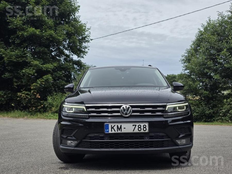 Black Volkswagen Tiguan 2019 in Riga, with an engine capacity of 2.00 L and mileage of 143 thousand km for 17850 €, photo 3 on AUTOMOTO.COM.LV