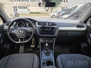 Black Volkswagen Tiguan 2019 in Riga, with an engine capacity of 2.00 L and mileage of 143 thousand km for 17850 €, photo 8 on AUTOMOTO.COM.LV