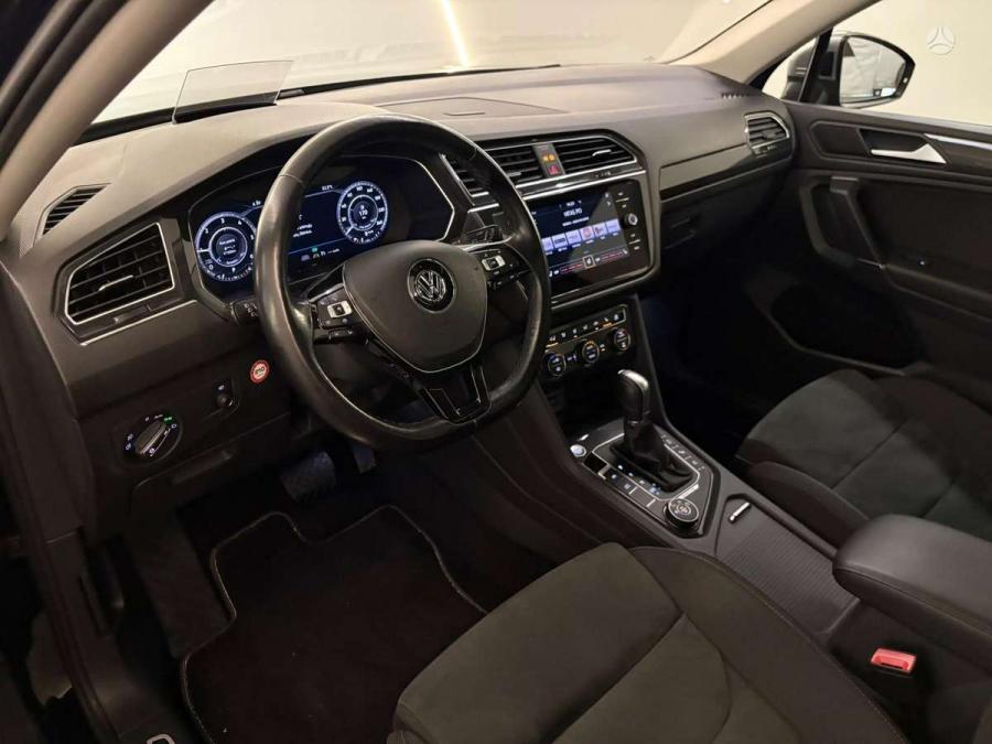 Black Volkswagen Tiguan 2019 in Marijampole, with an engine capacity of 1.97 L and mileage of 271 thousand km for 18750 €, photo 3 on AUTOMOTO.COM.LV