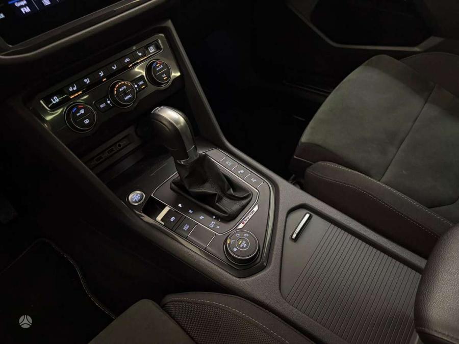 Black Volkswagen Tiguan 2019 in Marijampole, with an engine capacity of 1.97 L and mileage of 271 thousand km for 18750 €, photo 20 on AUTOMOTO.COM.LV