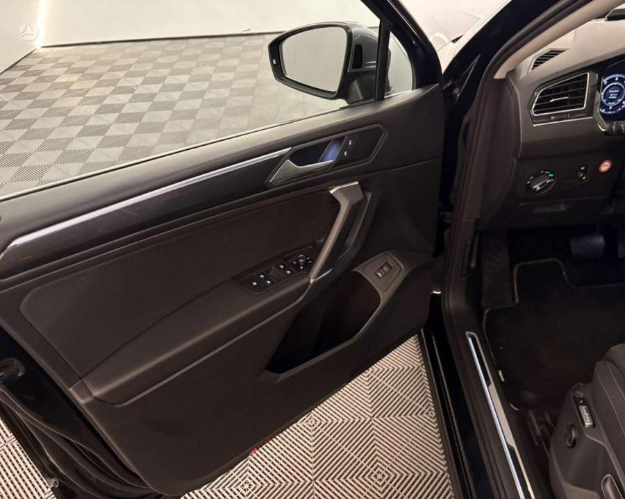 Black Volkswagen Tiguan 2019 in Marijampole, with an engine capacity of 1.97 L and mileage of 271 thousand km for 18750 €, photo 27 on AUTOMOTO.COM.LV
