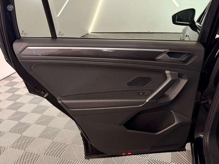 Black Volkswagen Tiguan 2019 in Marijampole, with an engine capacity of 1.97 L and mileage of 271 thousand km for 18750 €, photo 28 on AUTOMOTO.COM.LV