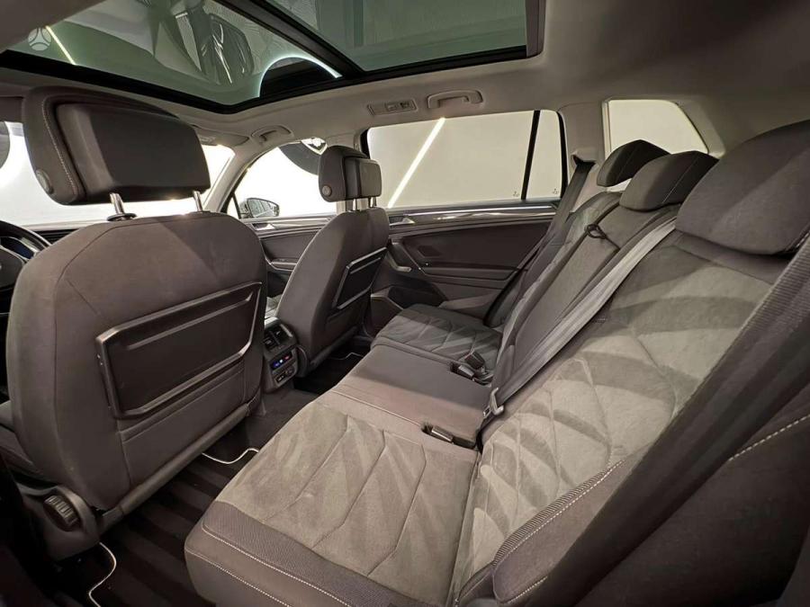 Black Volkswagen Tiguan 2019 in Marijampole, with an engine capacity of 1.97 L and mileage of 271 thousand km for 18750 €, photo 29 on AUTOMOTO.COM.LV