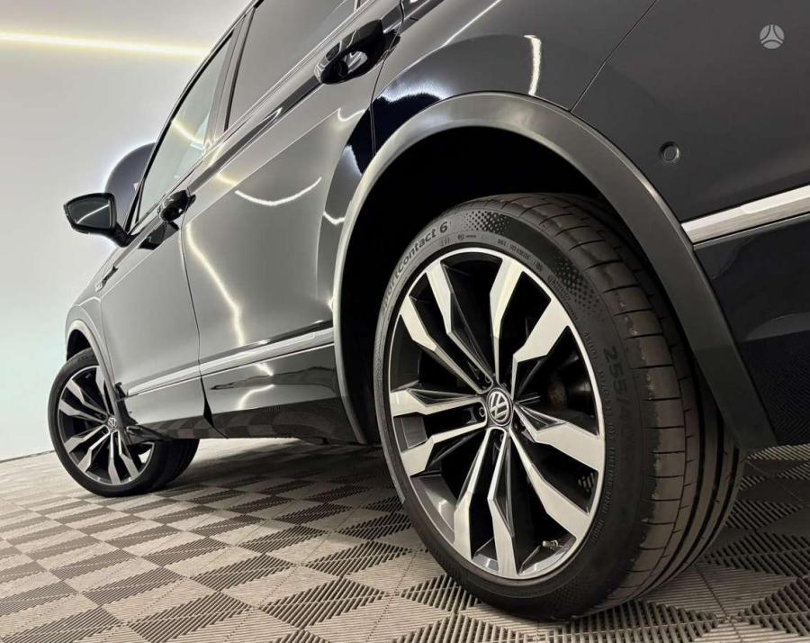 Black Volkswagen Tiguan 2019 in Marijampole, with an engine capacity of 1.97 L and mileage of 271 thousand km for 18750 €, photo 30 on AUTOMOTO.COM.LV