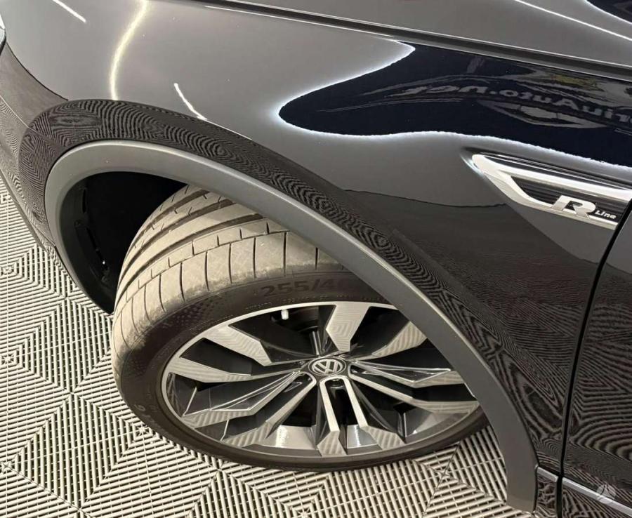 Black Volkswagen Tiguan 2019 in Marijampole, with an engine capacity of 1.97 L and mileage of 271 thousand km for 18750 €, photo 31 on AUTOMOTO.COM.LV