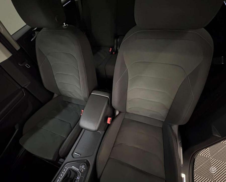 Black Volkswagen Tiguan 2019 in Marijampole, with an engine capacity of 1.97 L and mileage of 271 thousand km for 18750 €, photo 32 on AUTOMOTO.COM.LV