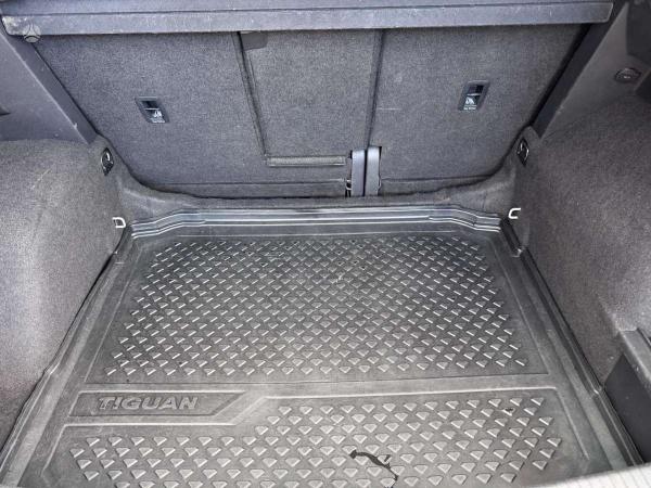 Black Volkswagen Tiguan 2019 in Vilnius, with an engine capacity of 2.00 L and mileage of 178 thousand km for 20950 €, photo 10 on AUTOMOTO.COM.LV