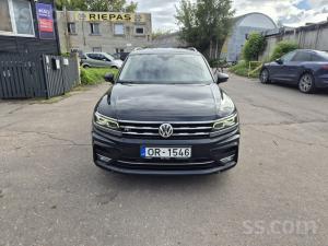 Black Volkswagen Tiguan 2019 in Riga, with an engine capacity of 2.00 L and mileage of 253 thousand km for 18490 €, photo 4 on AUTOMOTO.COM.LV