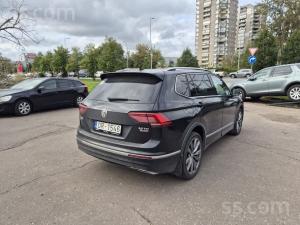 Black Volkswagen Tiguan 2019 in Riga, with an engine capacity of 2.00 L and mileage of 253 thousand km for 18490 €, photo 7 on AUTOMOTO.COM.LV