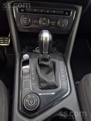 Black Volkswagen Tiguan 2019 in Riga, with an engine capacity of 2.00 L and mileage of 253 thousand km for 18490 €, photo 15 on AUTOMOTO.COM.LV
