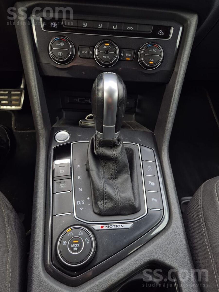 Black Volkswagen Tiguan 2019 in Riga, with an engine capacity of 2.00 L and mileage of 253 thousand km for 18490 €, photo 15 on AUTOMOTO.COM.LV