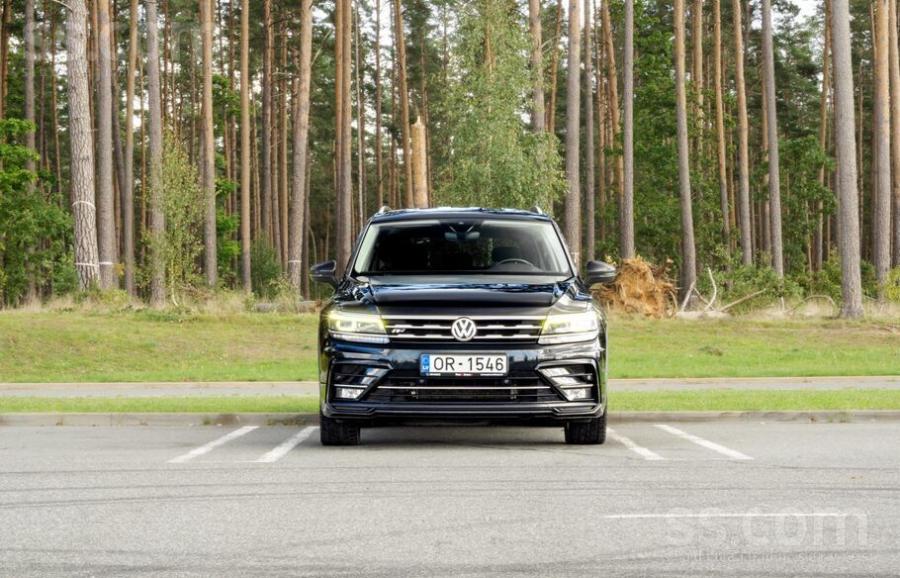 Black Volkswagen Tiguan 2019 in Riga, with an engine capacity of 2.00 L and mileage of 253 thousand km for 18490 €, photo 4 on AUTOMOTO.COM.LV