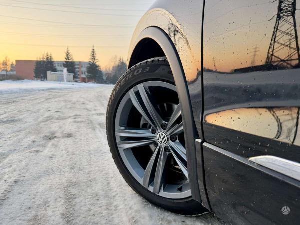 Black Volkswagen Tiguan 2020 in Kaunas, with an engine capacity of 1.50 L and mileage of 170 thousand km for 19999 €, photo 4 on AUTOMOTO.COM.LV