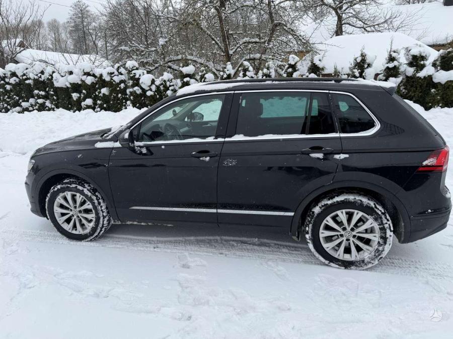 Black Volkswagen Tiguan 2020 in Vilnius, with an engine capacity of 1.97 L and mileage of 76 thousand km for 19500 €, photo 3 on AUTOMOTO.COM.LV